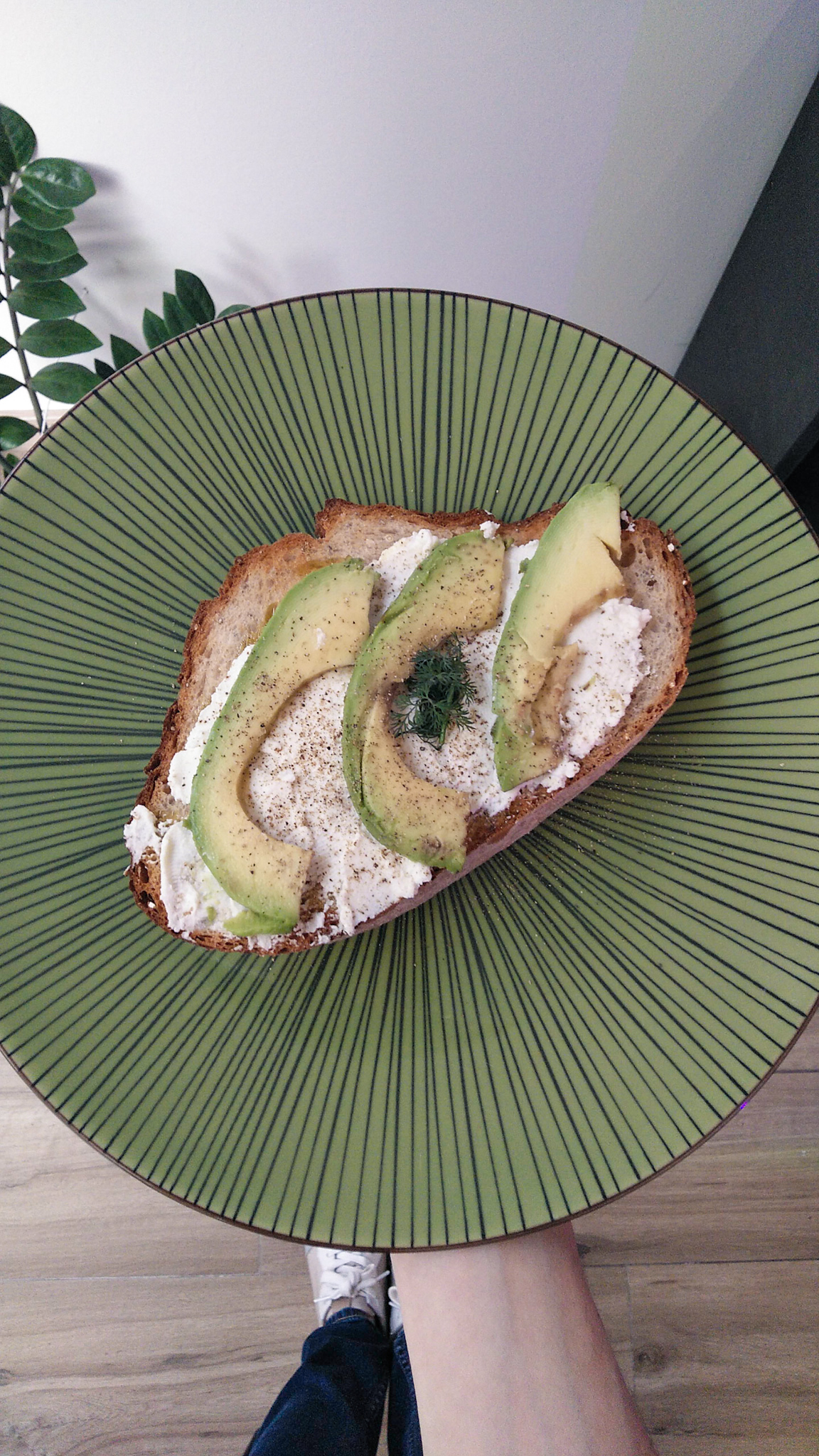 Tostada de espelta con requesón y aguacate - Vive en casa